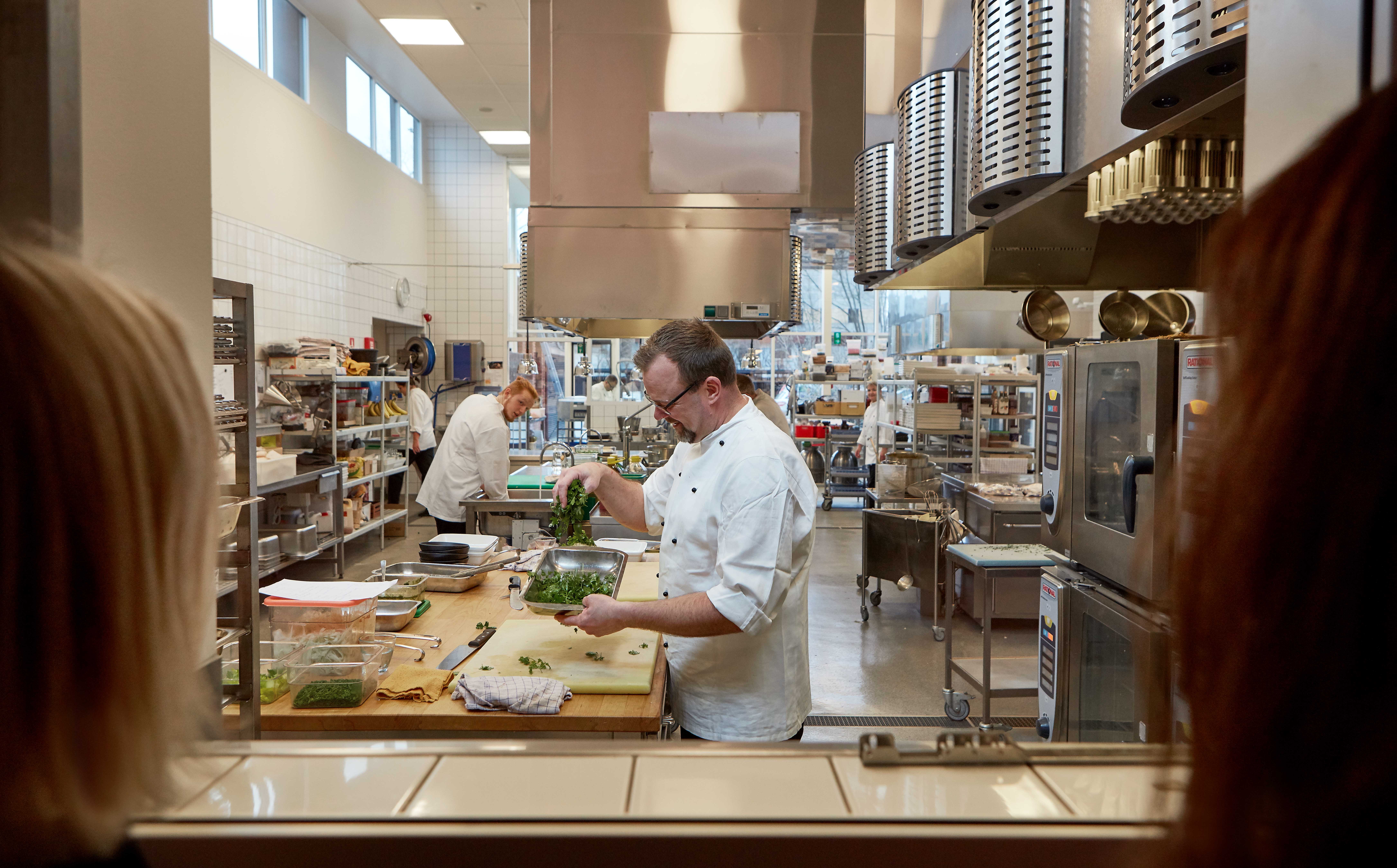 Pharmakon bidrager til samfundet på flere måder.